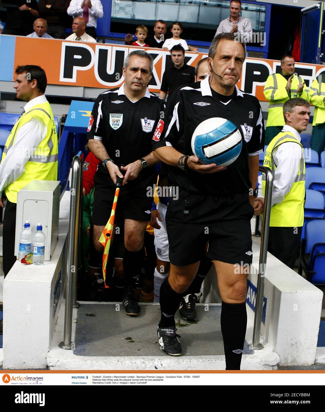Everton goodison park players tunnel hi-res stock photography and ...