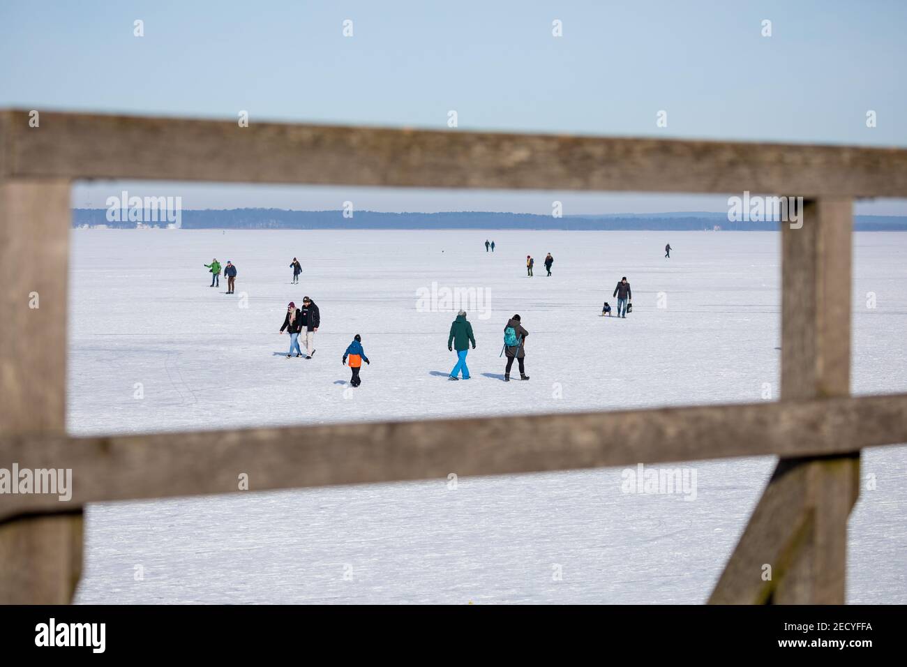 14 February 2021, Lower Saxony, Steinhude: People are walking on the ...