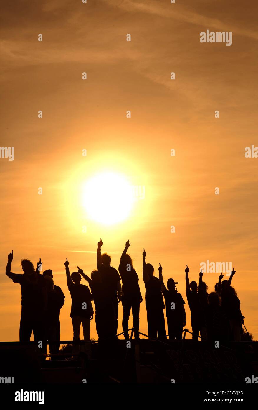 People waving clapping hi-res stock photography and images - Alamy