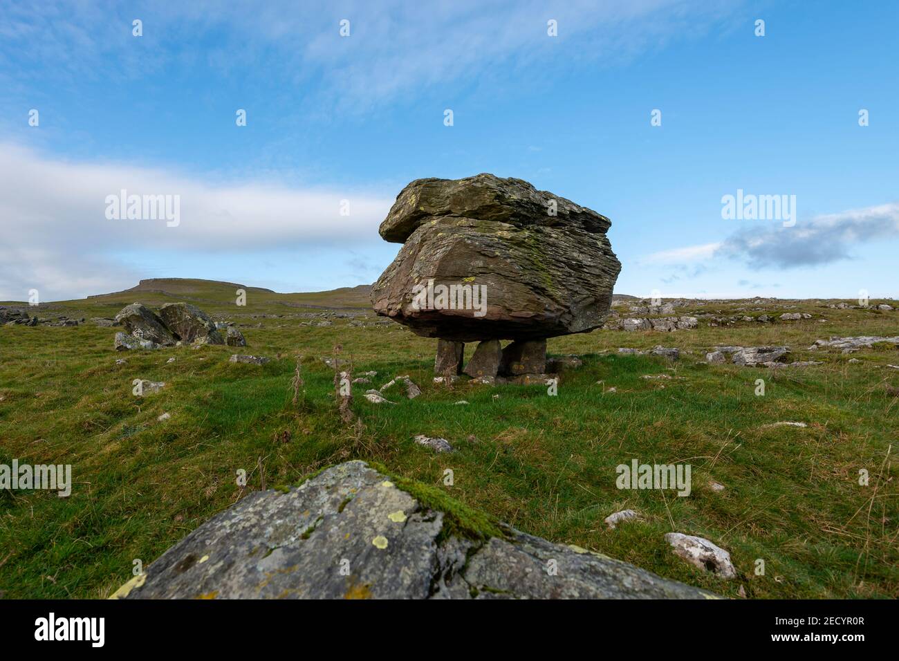Norber Erratics above Austwick in the Yorkshire Dales Stock Photo - Alamy