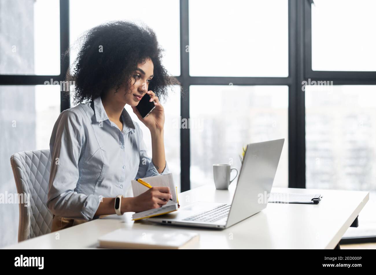 Woman writing appointment client hi-res stock photography and images ...