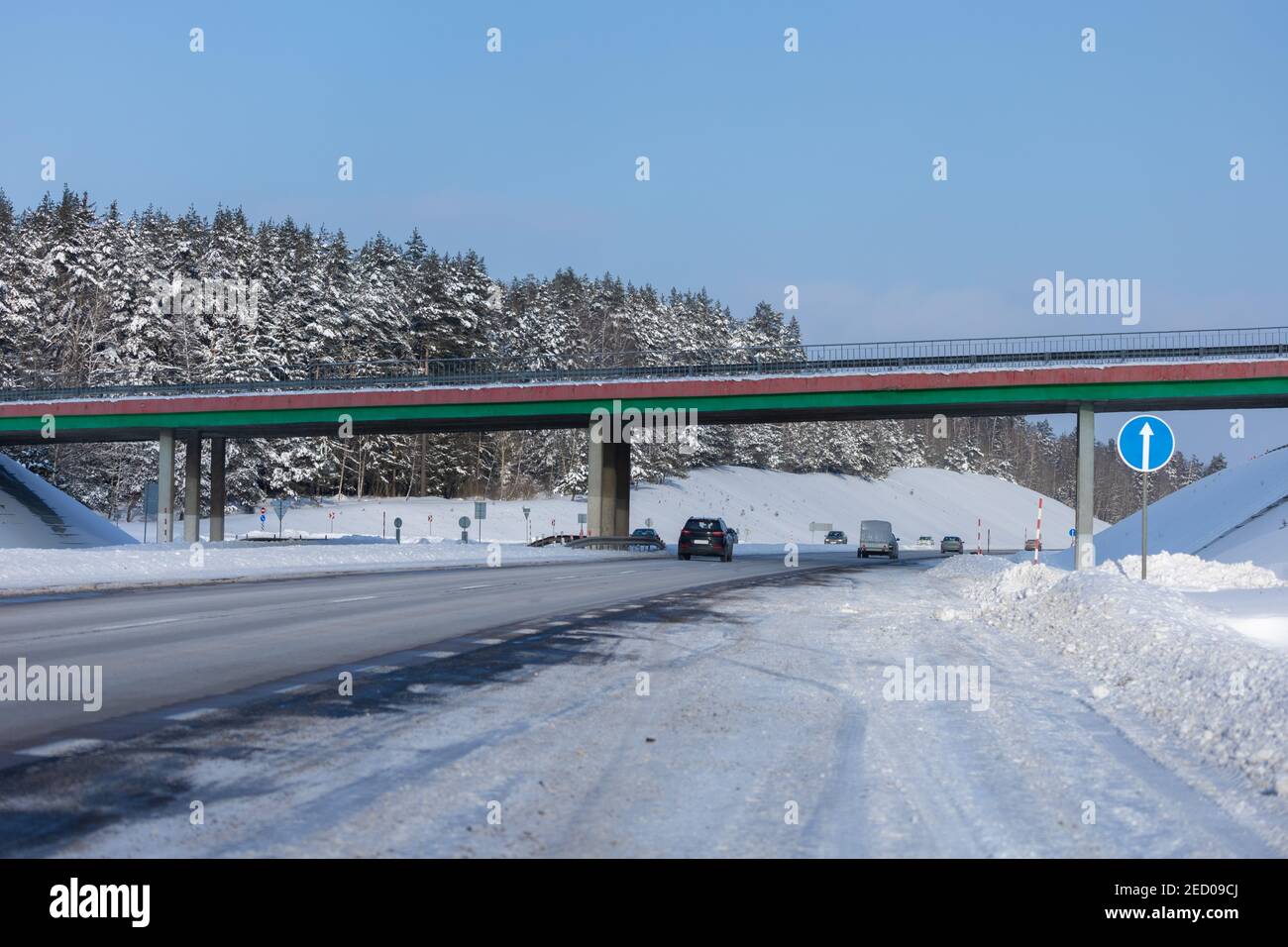 Cars frozen on a driveway hi-res stock photography and images - Alamy