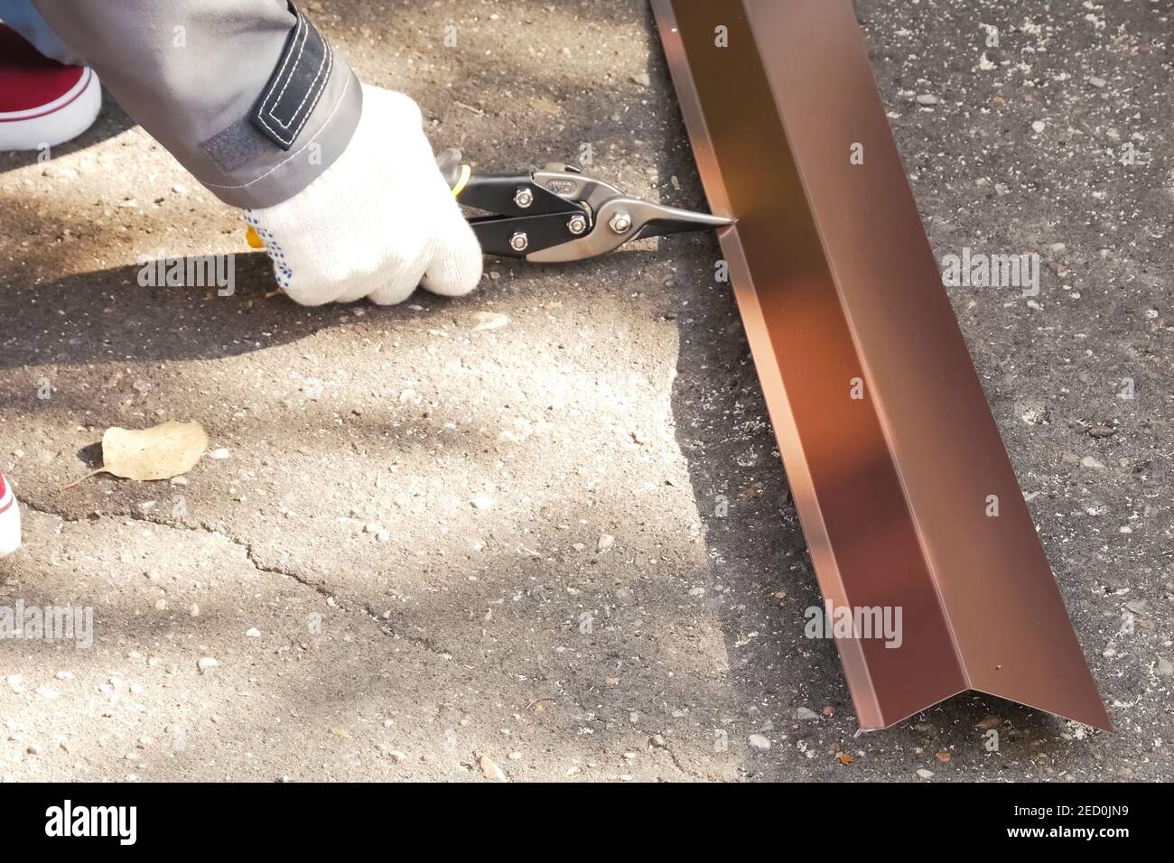 Hand shears sheet metal hi-res stock photography and images - Alamy