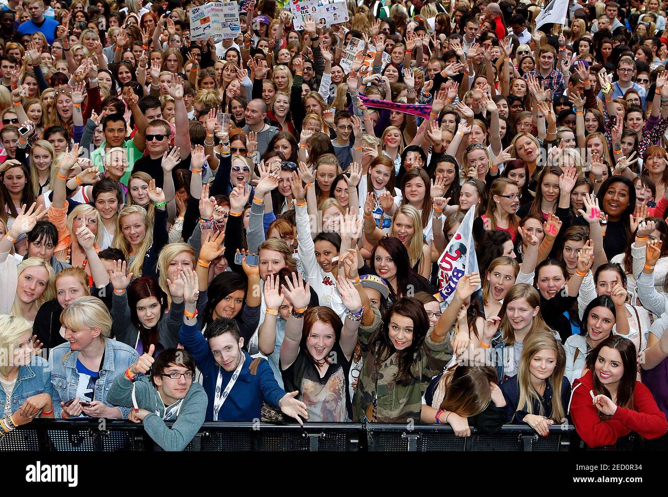 Happy crowd concert hi-res stock photography and images - Alamy
