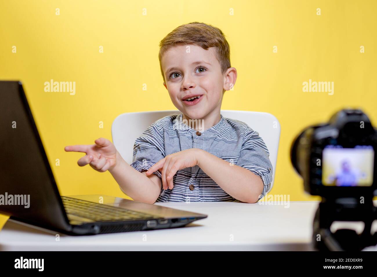 Youtuber child hi-res stock photography and images - Alamy