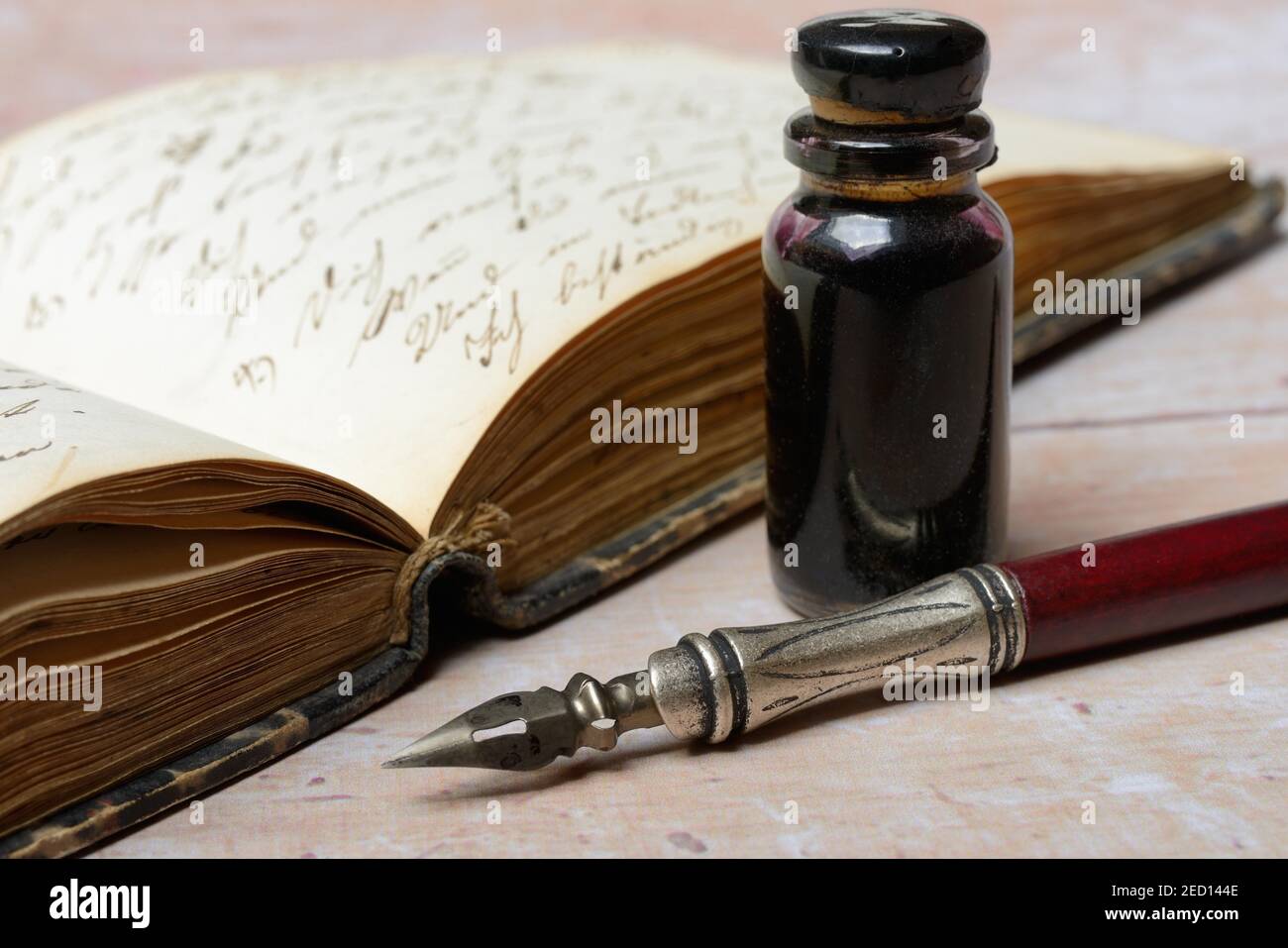 Quill And Inkwell High Resolution Stock Photography and Images - Alamy