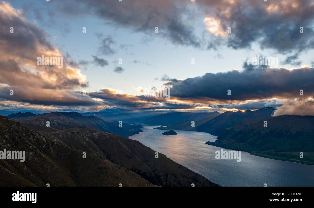 View of Lake Wanaka, evening sky, lake and mountain landscape, view ...