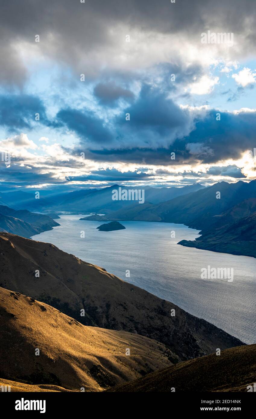 Sunbeams shining through cloudy sky, view of Lake Wanaka in evening ...