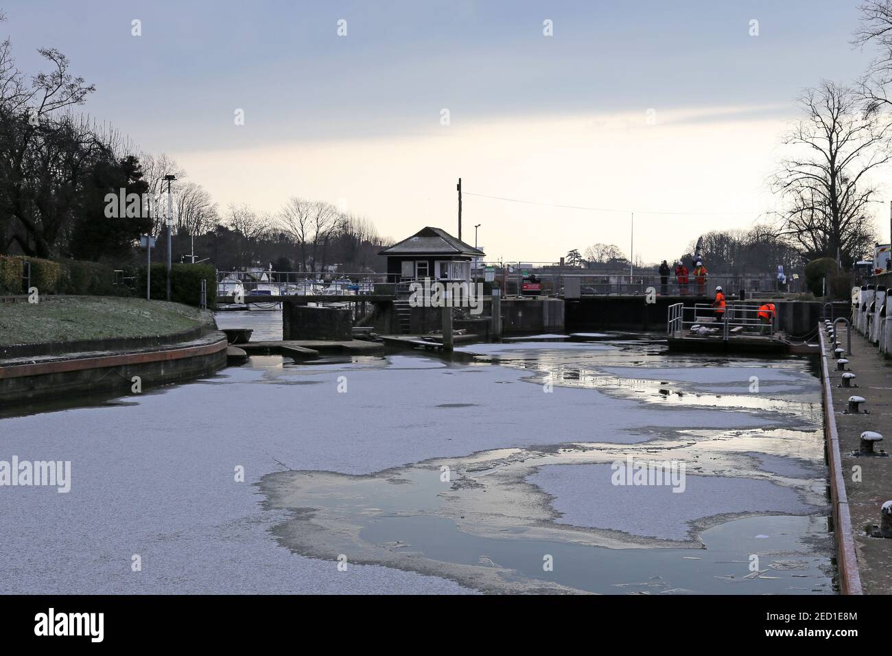 River thames frozen hi-res stock photography and images - Alamy