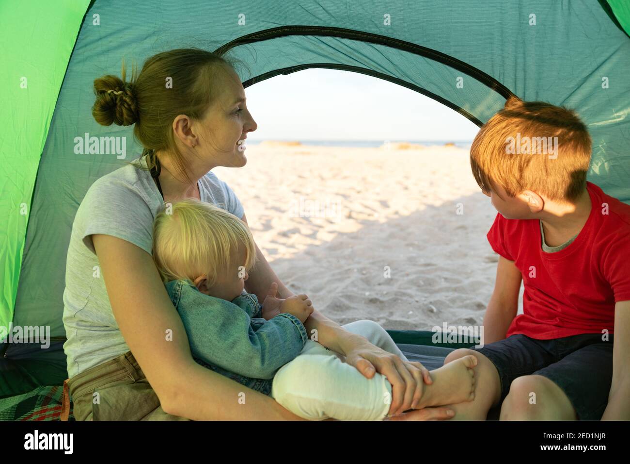 Children boy siblings traveling hi-res stock photography and images - Alamy
