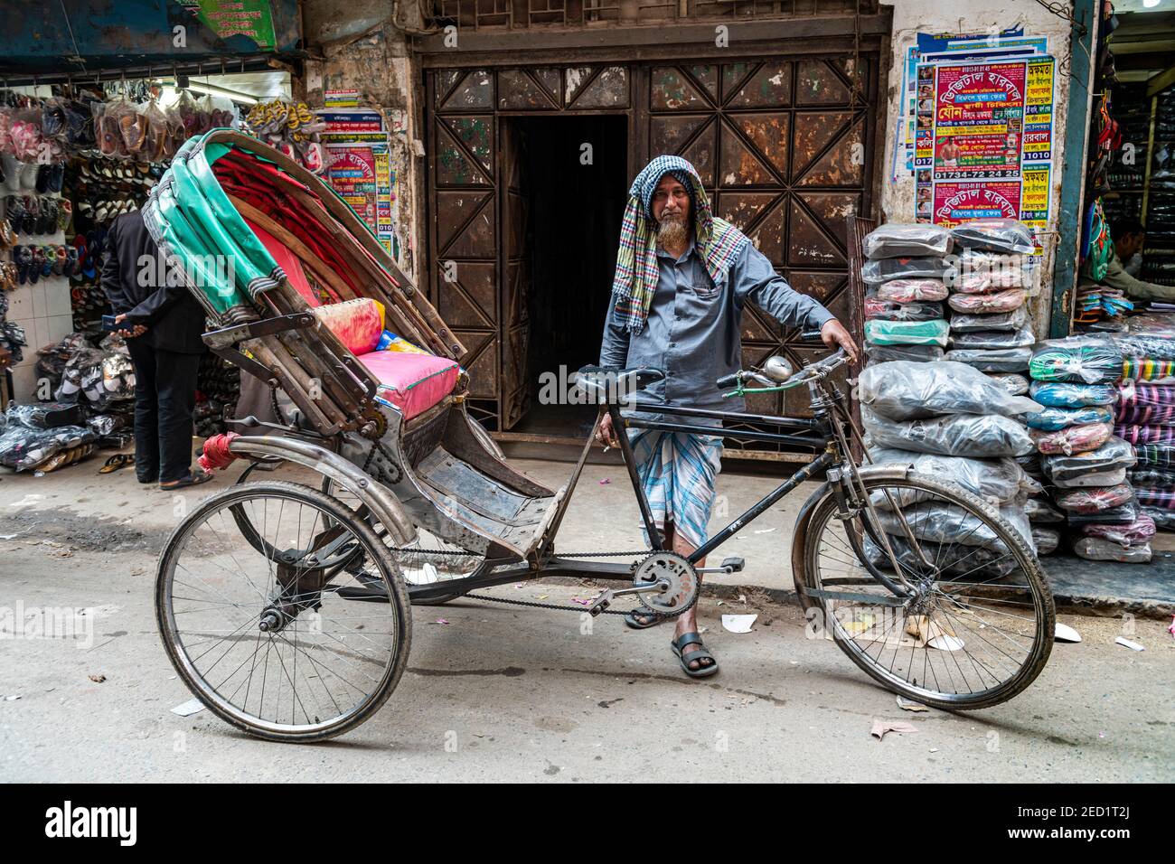 Rickshaw drivers in the bazaar, Dhaka, Bangladesh Stock Photo - Alamy