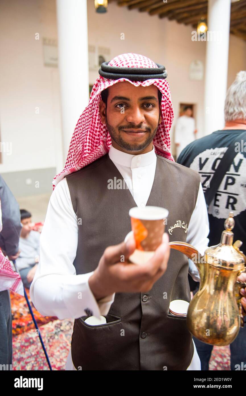 Saudi arabian man hi-res stock photography and images - Alamy