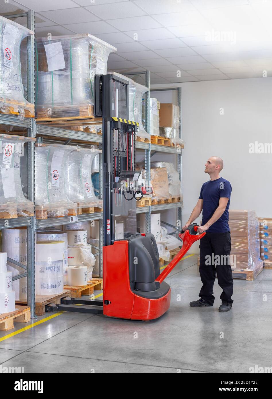 Warehouse clerk hi-res stock photography and images - Alamy