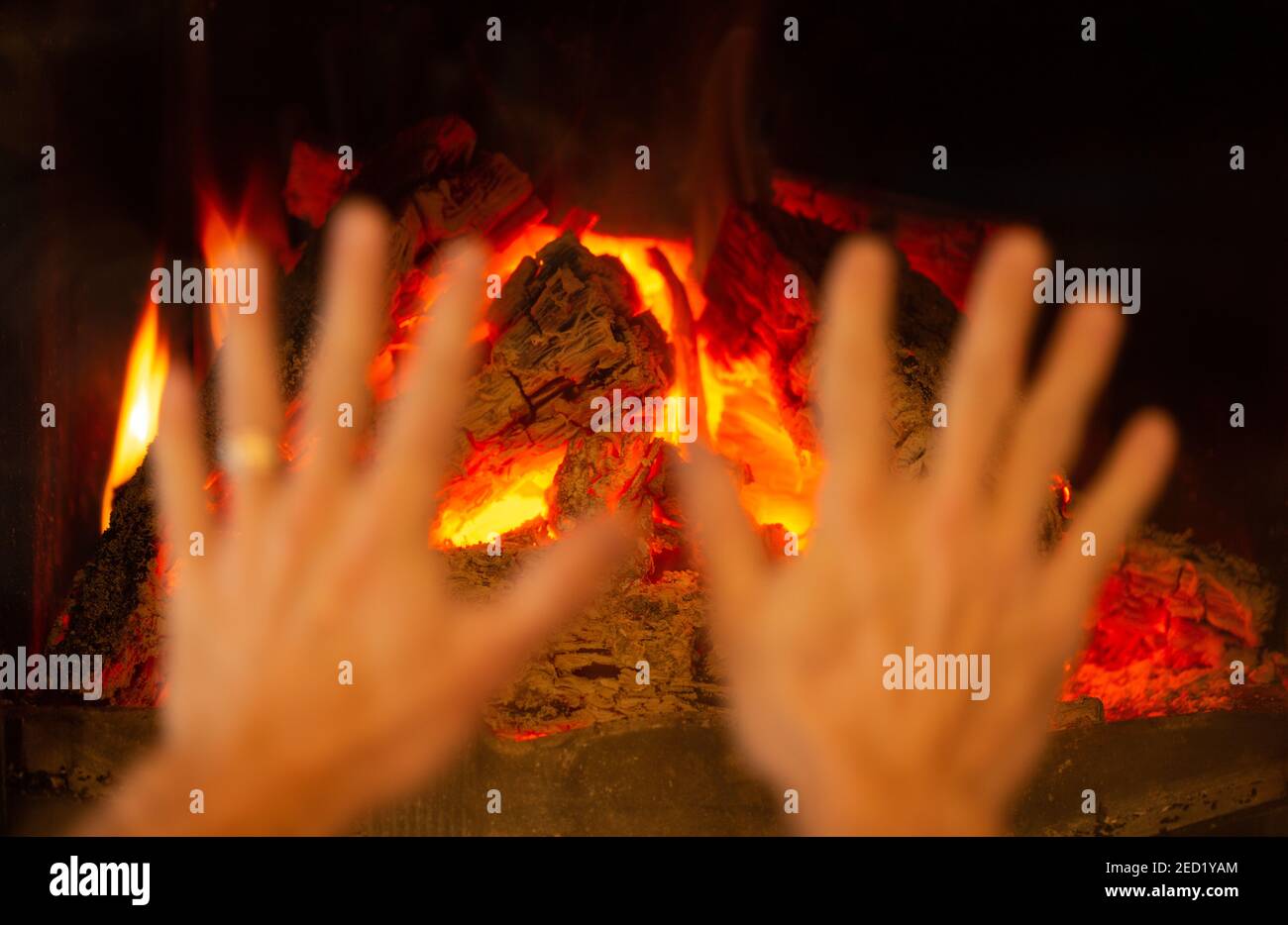Flaming fireplace living room hi-res stock photography and images - Alamy