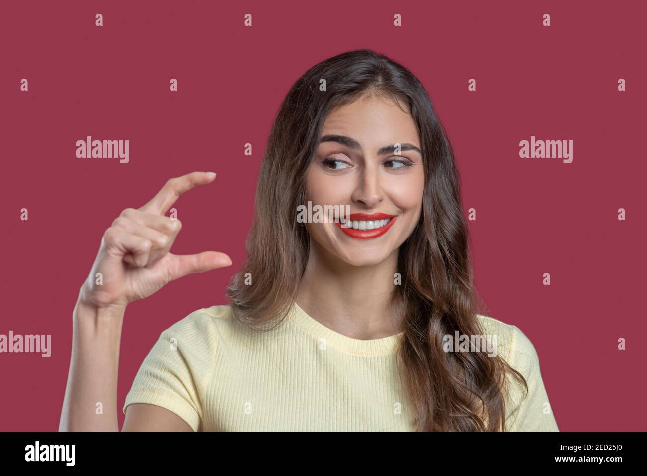 Hand showing size hi-res stock photography and images - Alamy