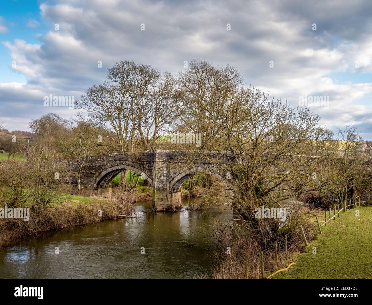 River Tamar and Higher New Bridge near Launceston, on the Devon ...