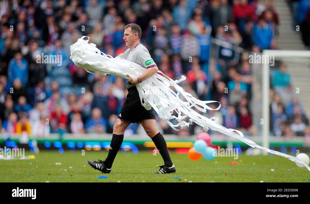 Match referee john mckendrick hi-res stock photography and images - Alamy