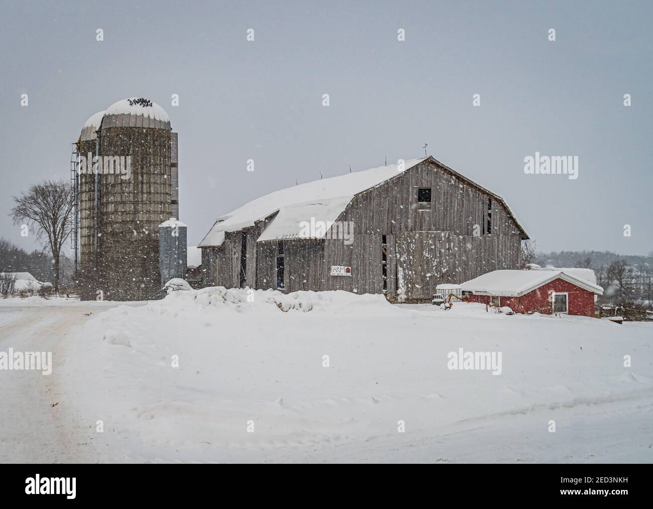 Grey barn hi-res stock photography and images - Alamy