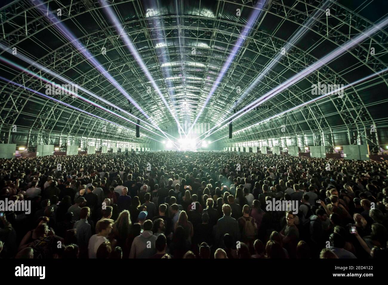 Edm barn stage crowd hi-res stock photography and images - Alamy