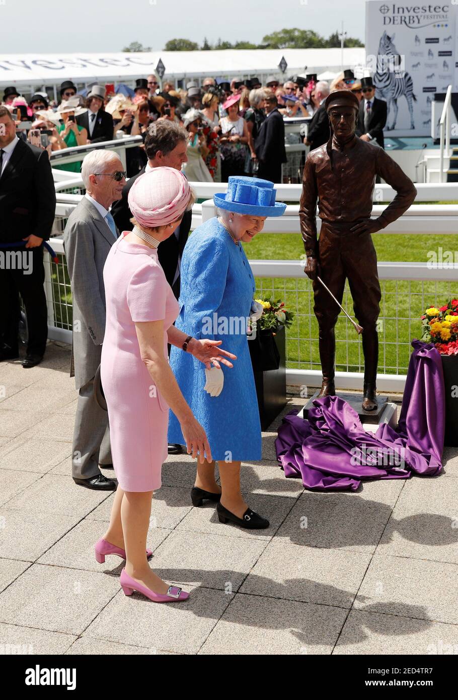 Queen Unveils Statue High Resolution Stock Photography and Images - Alamy