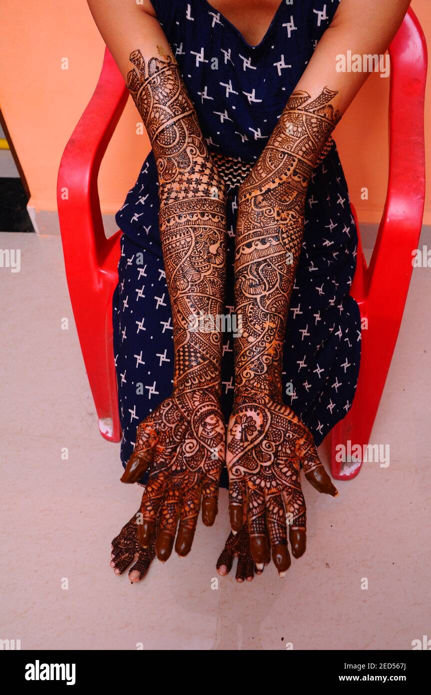 A vertical shot of design of mehndi on female hands Stock Photo - Alamy