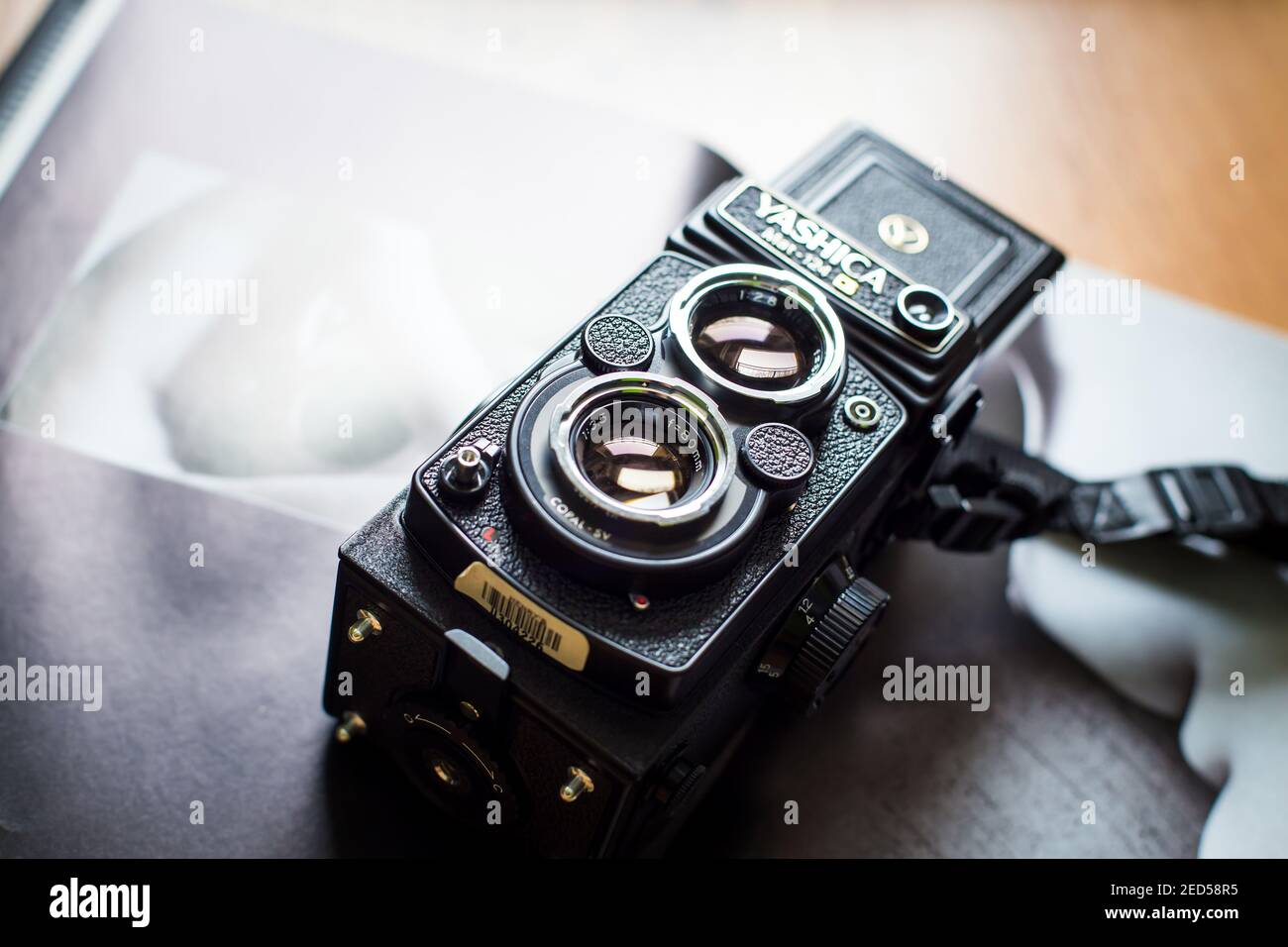 still life with twin lens vintage camera Stock Photo - Alamy