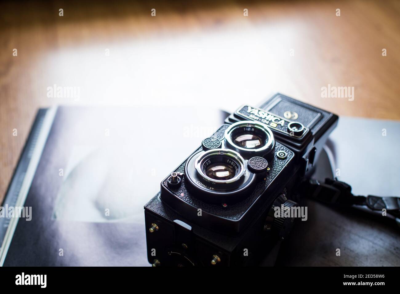 twin lens vintage camera Stock Photo - Alamy
