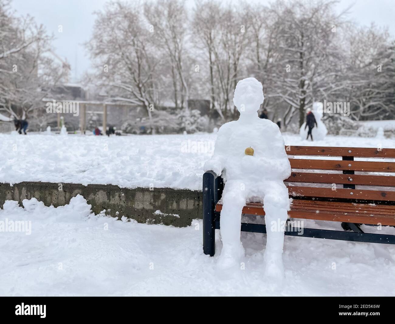 Seattle, USA. 13th Feb, 2021. Mid-day a Snowman at the Seattle Stock ...