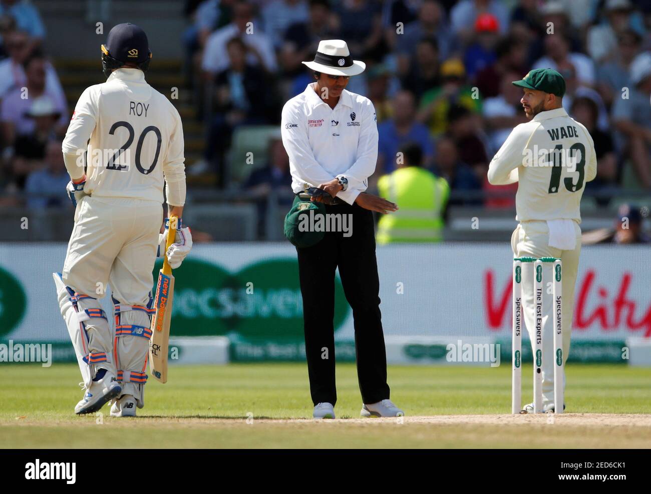 Cricket umpire signals out hi-res stock photography and images - Alamy