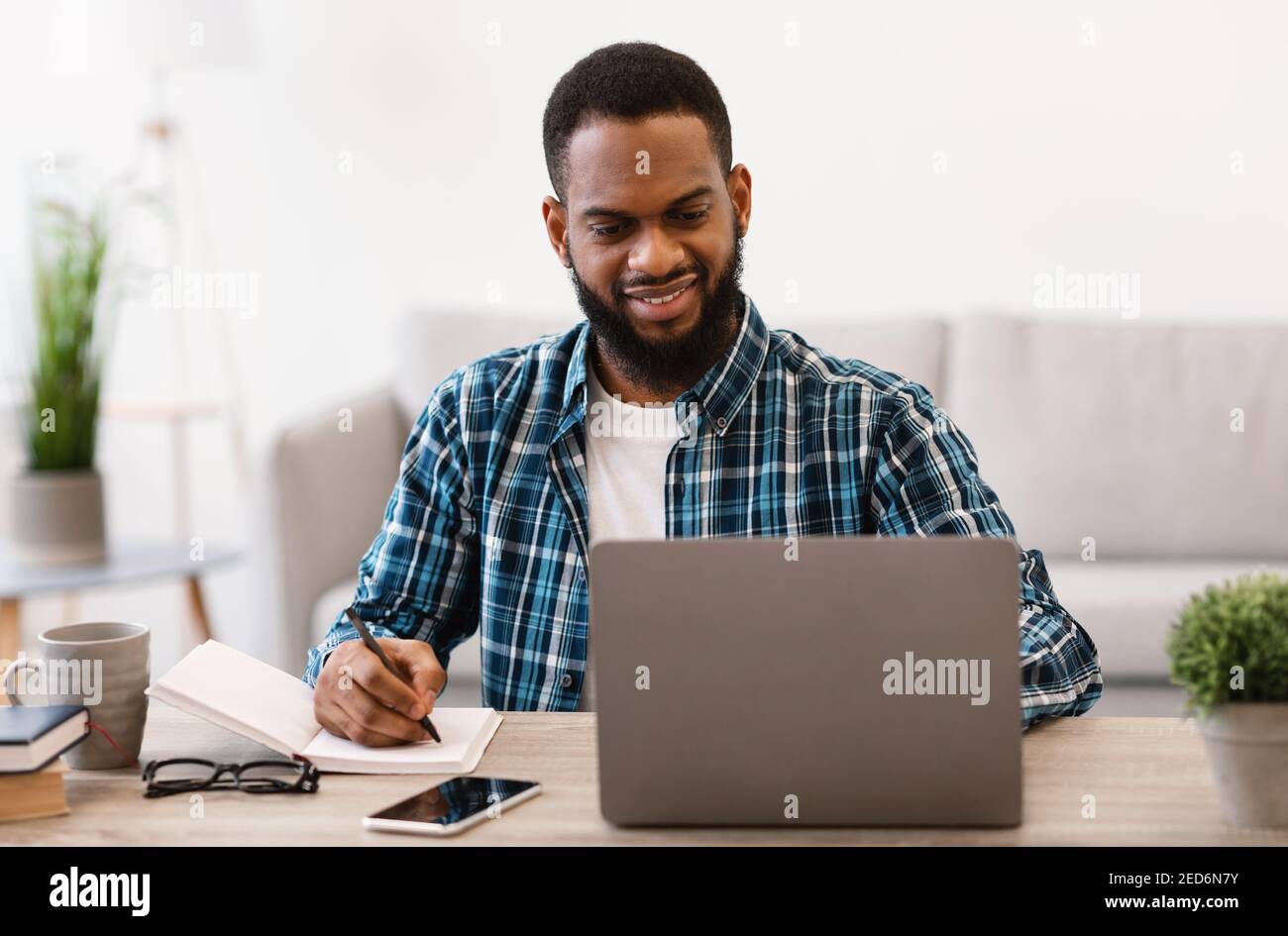 Take notes hi-res stock photography and images - Alamy