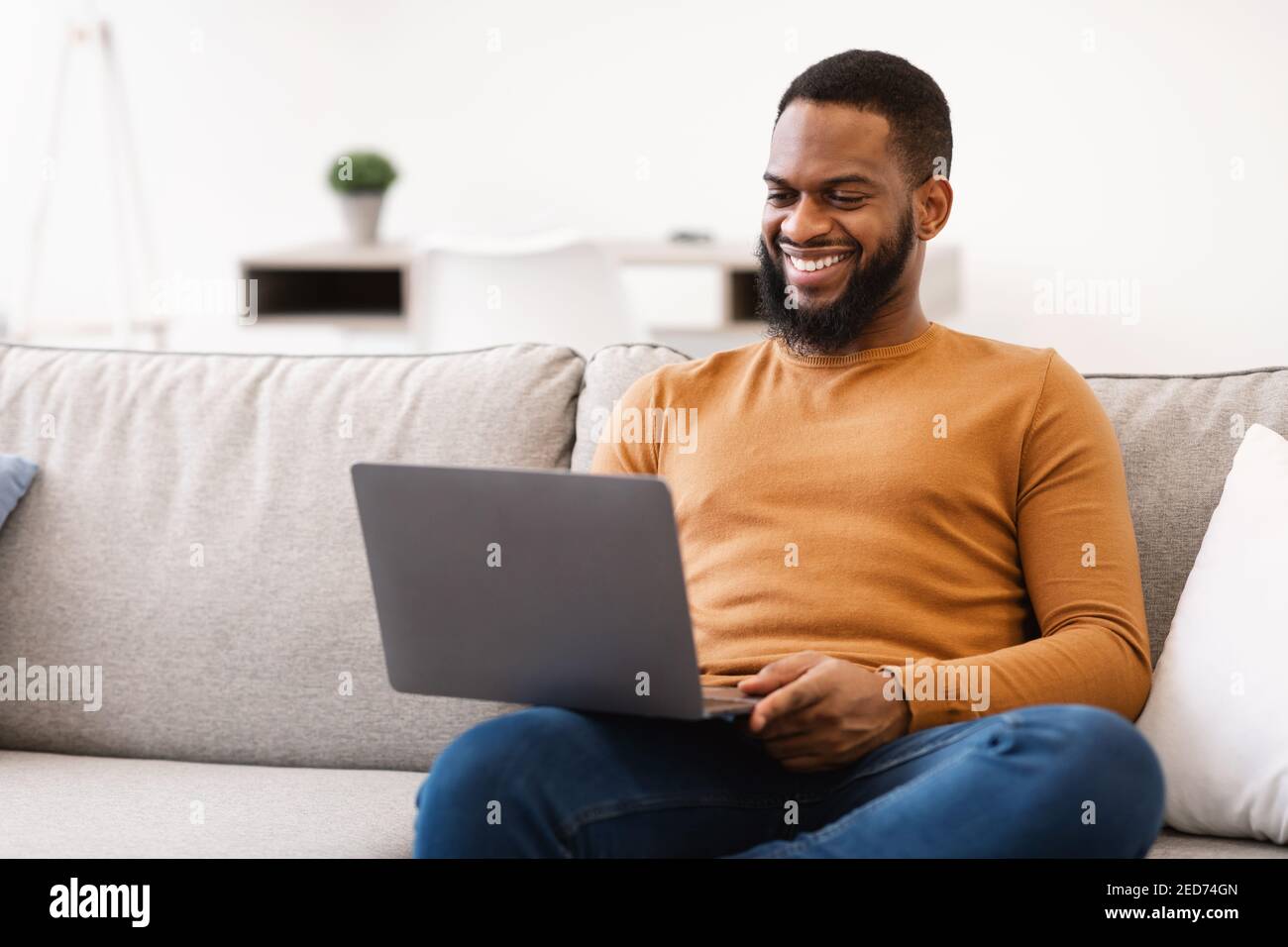 Black man computer 20s hi-res stock photography and images - Alamy