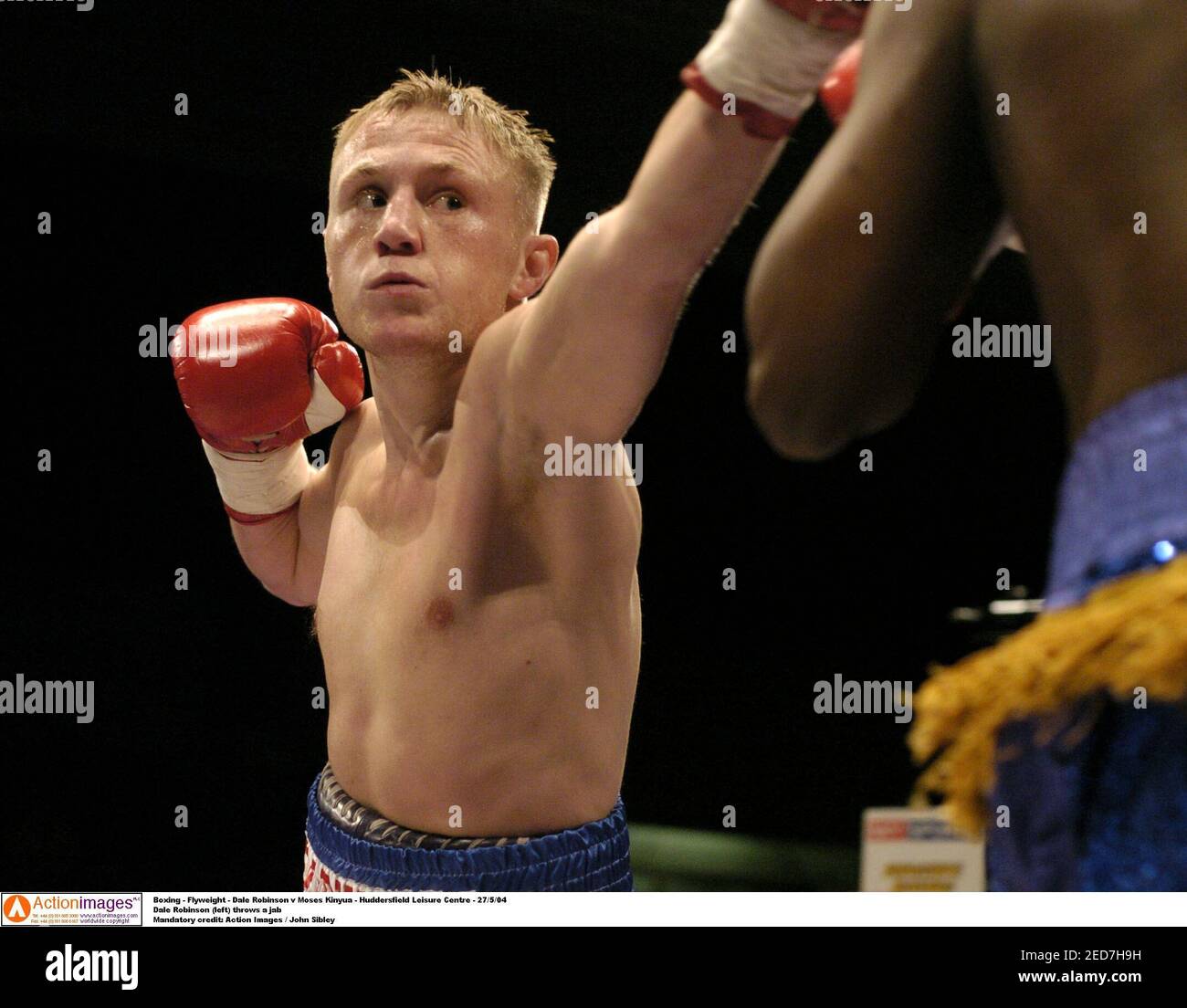 Throws left jab hi-res stock photography and images - Alamy
