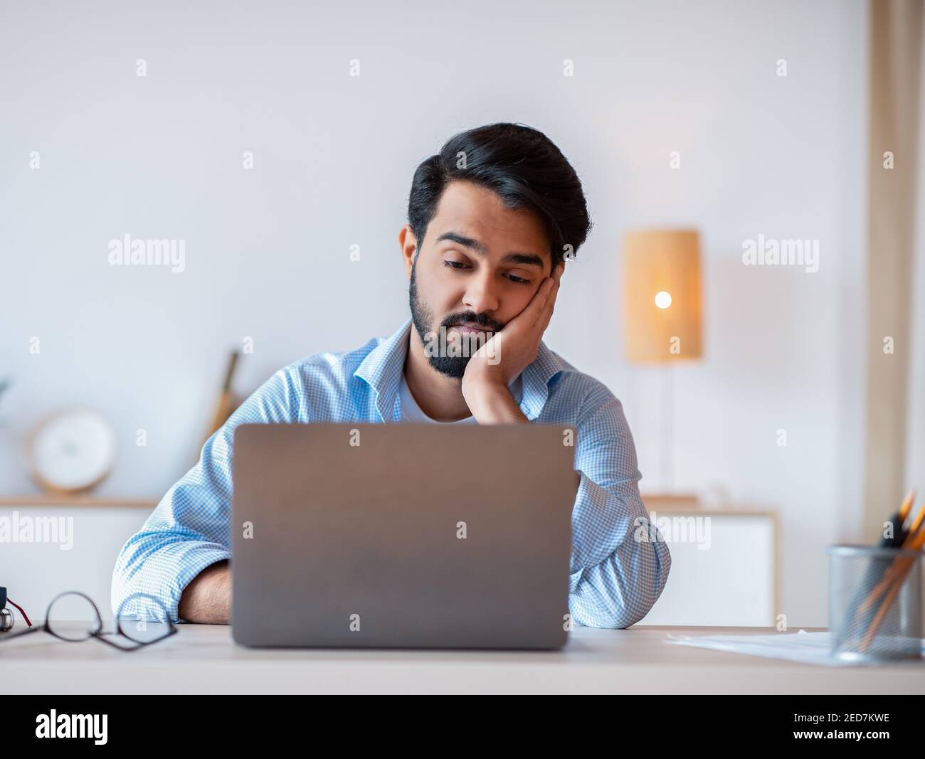 Boring face expression hi-res stock photography and images - Alamy
