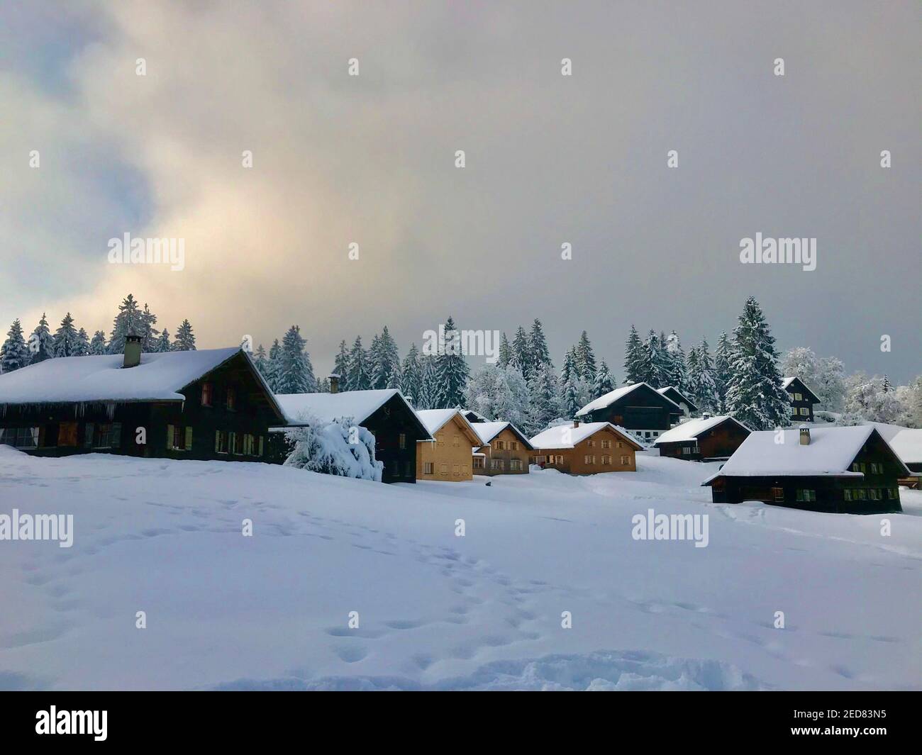 Alpine houses hi-res stock photography and images - Alamy