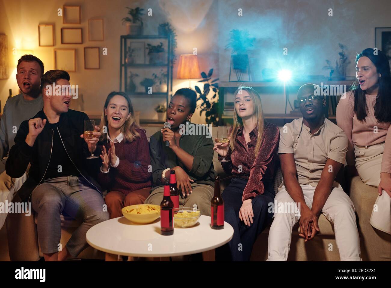 Men singing in bar hi-res stock photography and images - Alamy