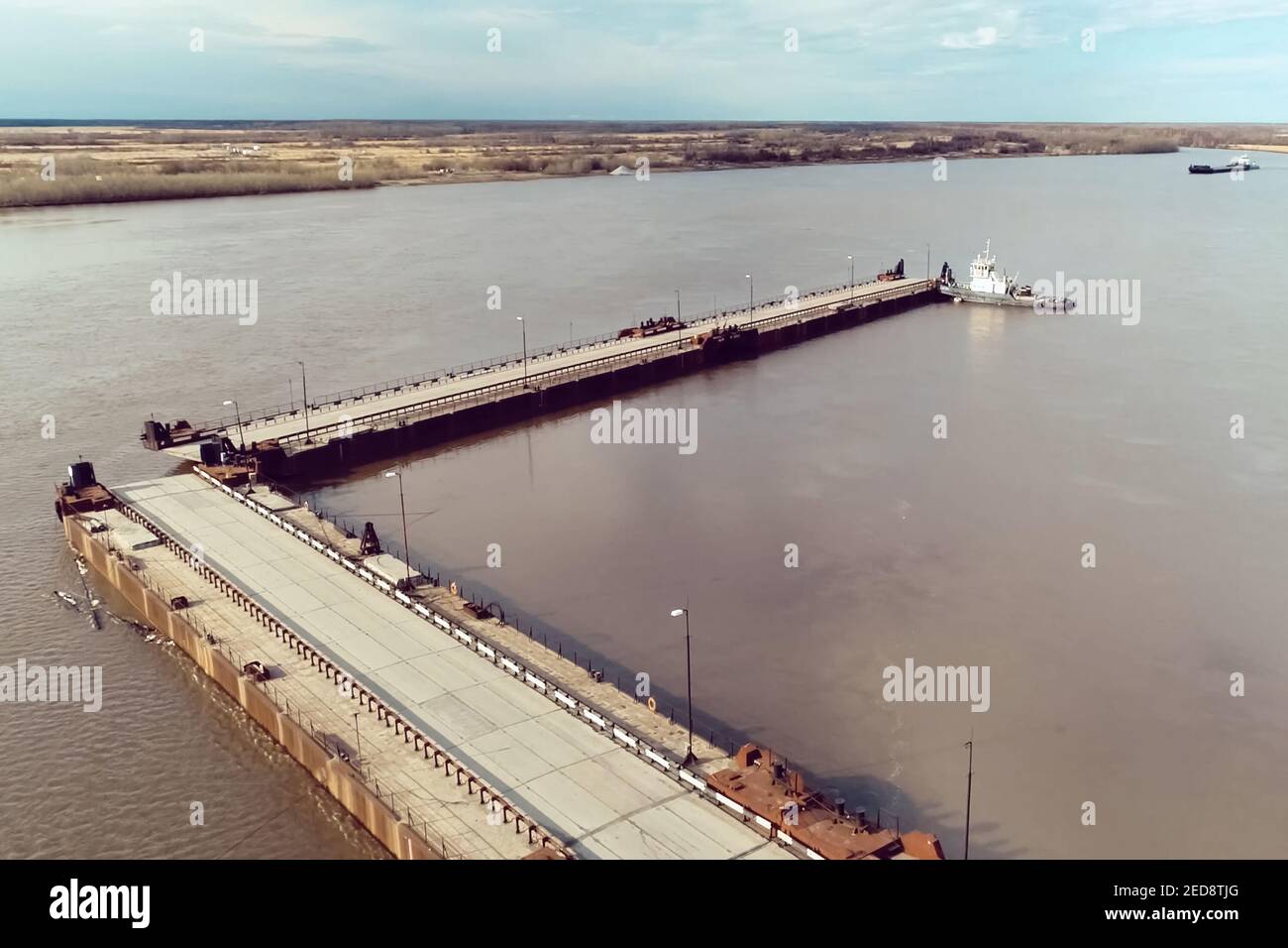 Pedestrian ferry across river hi-res stock photography and images - Alamy