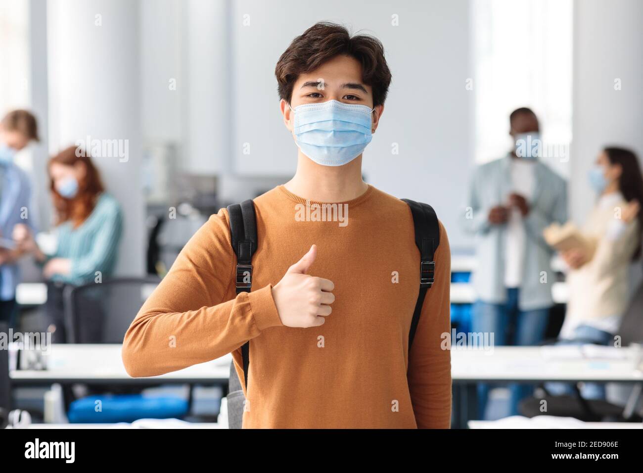 Medical mask thumbs up hi-res stock photography and images - Alamy