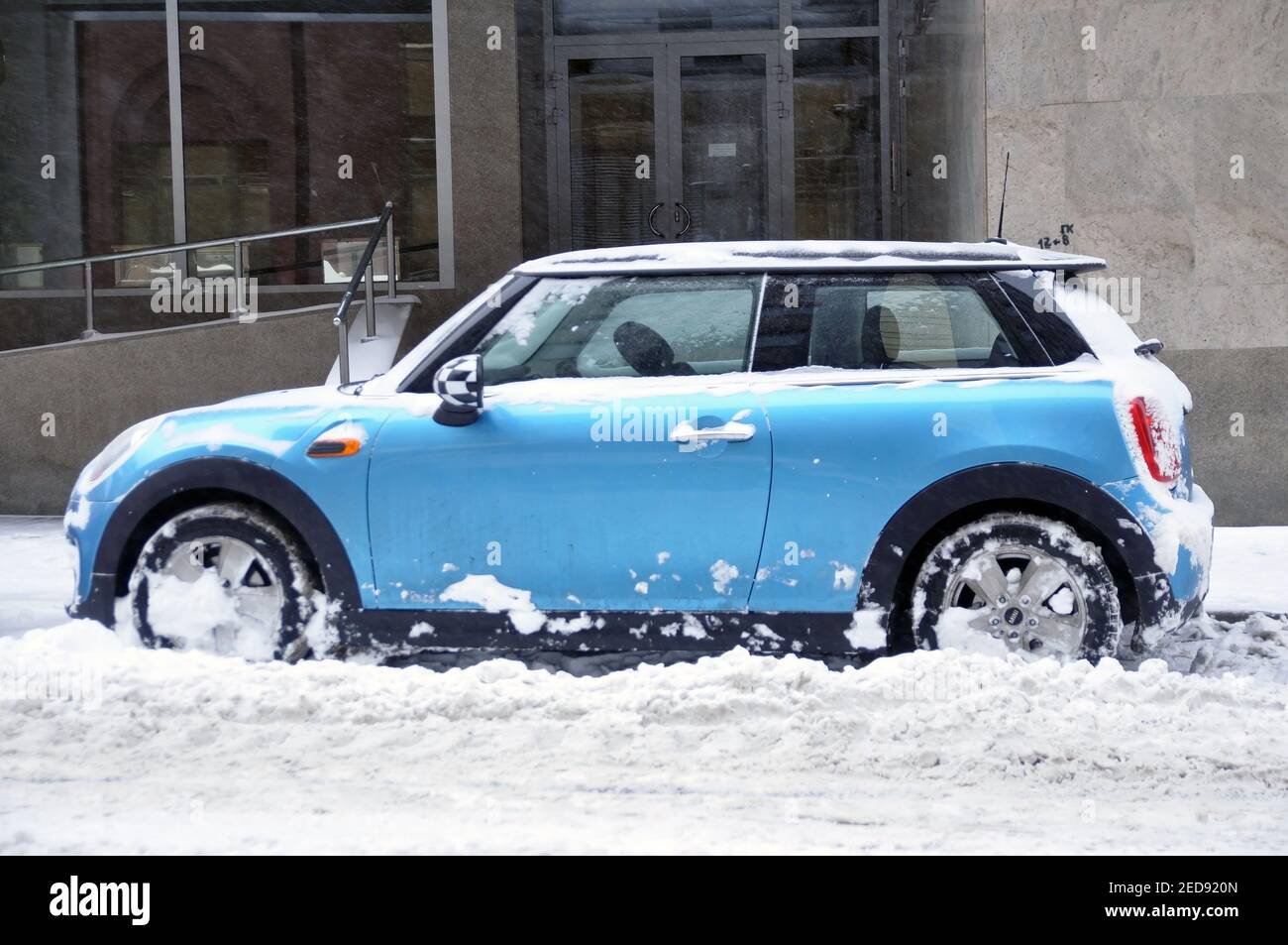 Mini cooper emblem hi-res stock photography and images - Alamy