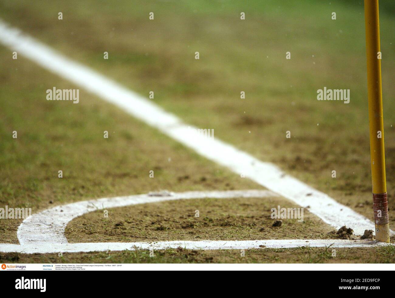 Pitch corner markings hi-res stock photography and images - Alamy