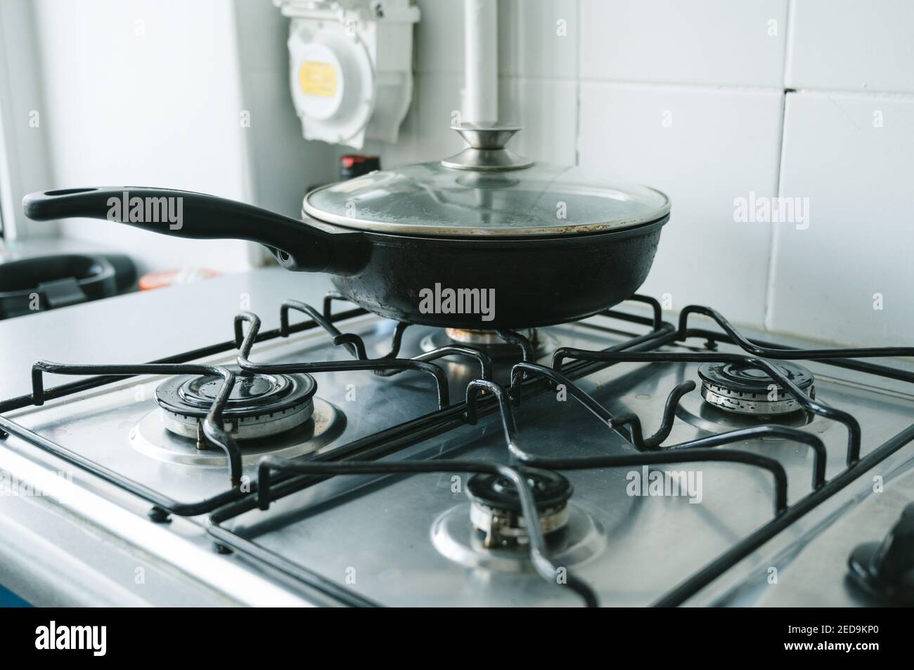 Grey pan interior hi-res stock photography and images - Alamy