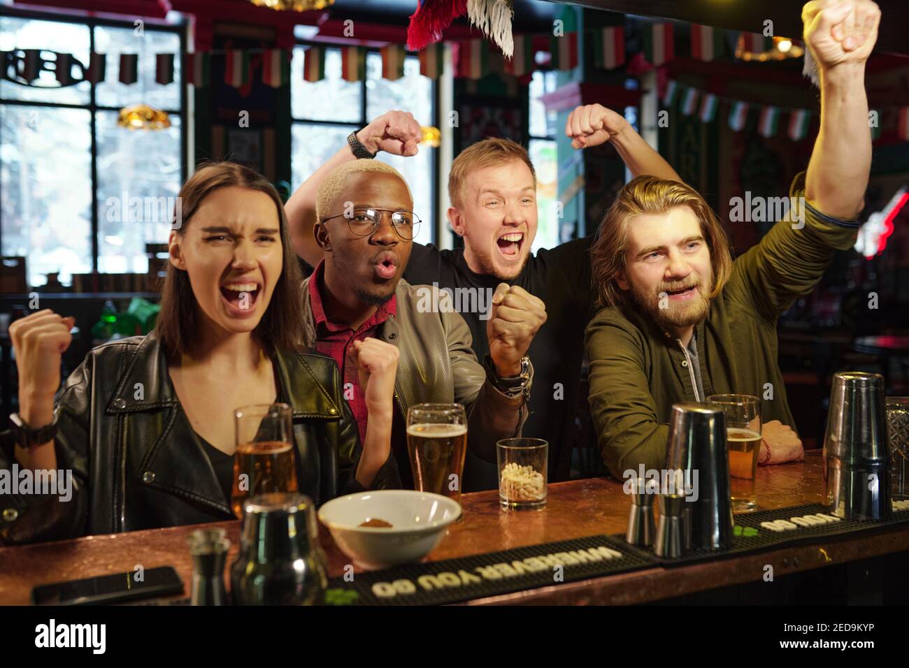 Football fans cheering pub hi-res stock photography and images - Alamy