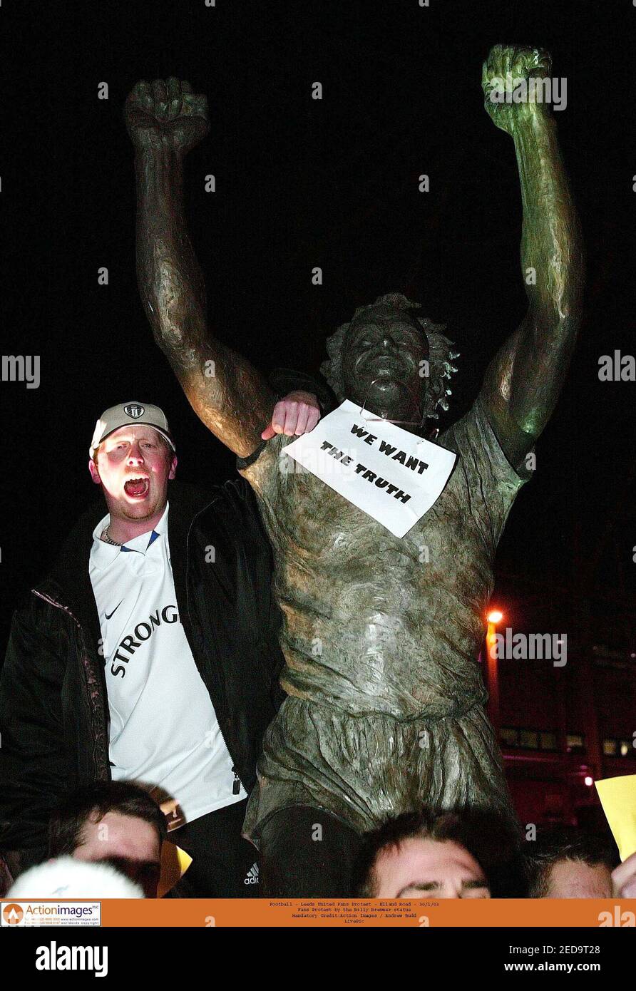 Billy bremner statue leeds hi-res stock photography and images - Alamy