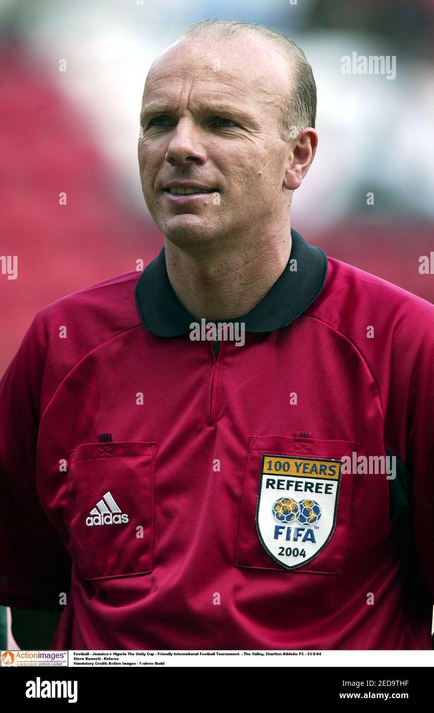 Football referee steve bennett High Resolution Stock Photography and ...