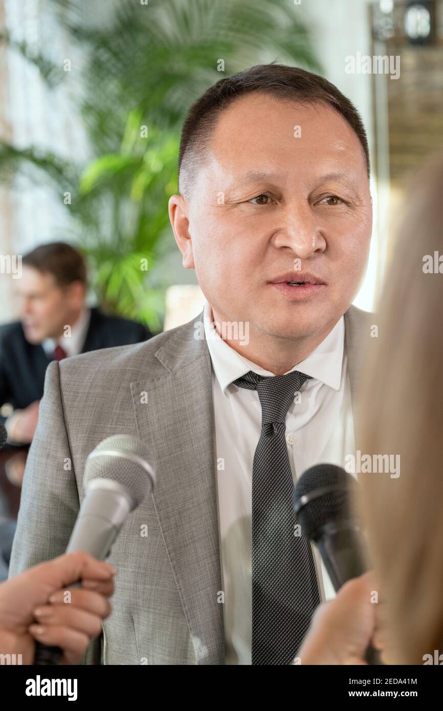 Answering questions speaker hi-res stock photography and images - Alamy