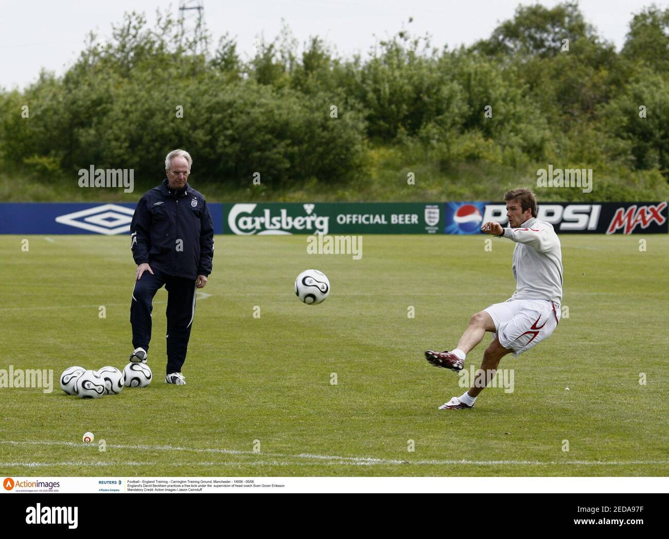 Beckham manchester free kick hi-res stock photography and images - Alamy
