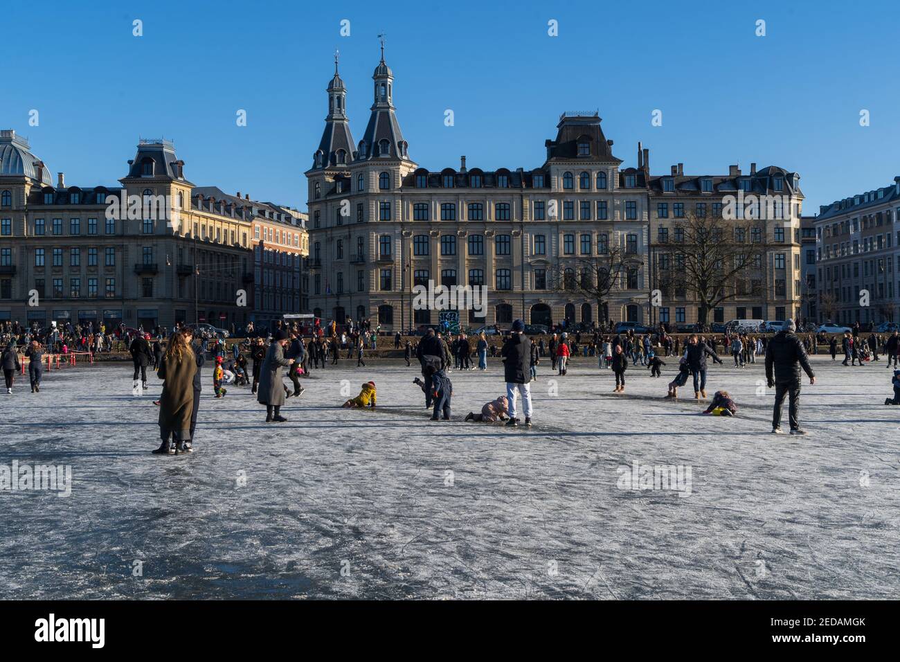 Crowds enjoying Copenhagen's frozen lakes Stock Photo - Alamy