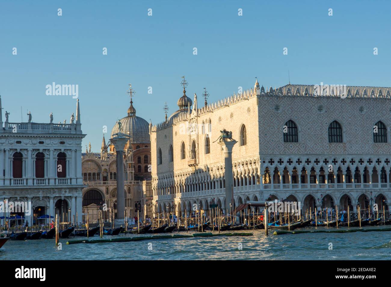 discovery of the city of Venice and its small canals and romantic ...