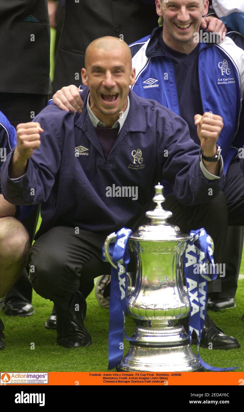 Chelseas gianluca vialli celebrates hi-res stock photography and images ...