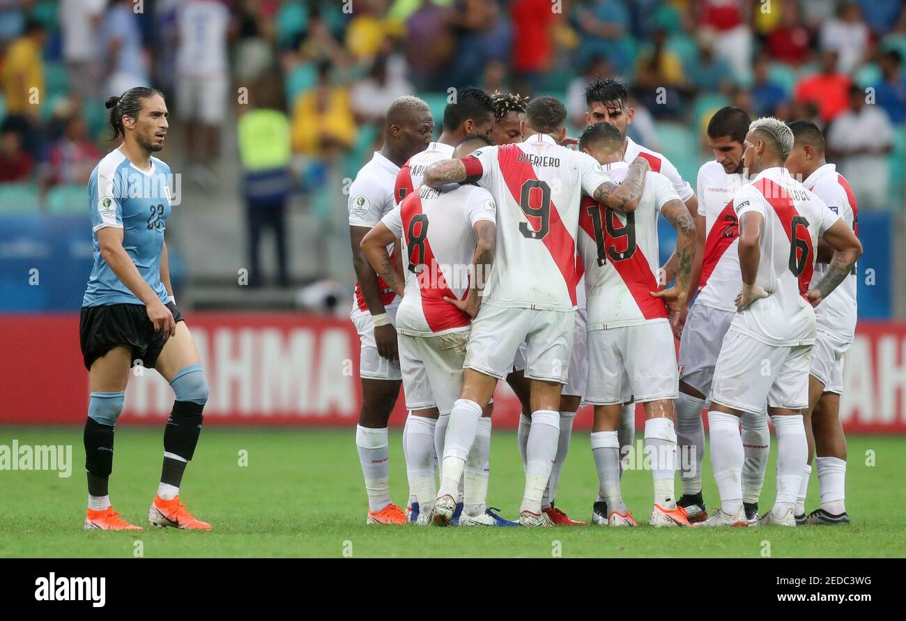 Team huddle soccer pitch hi-res stock photography and images - Alamy
