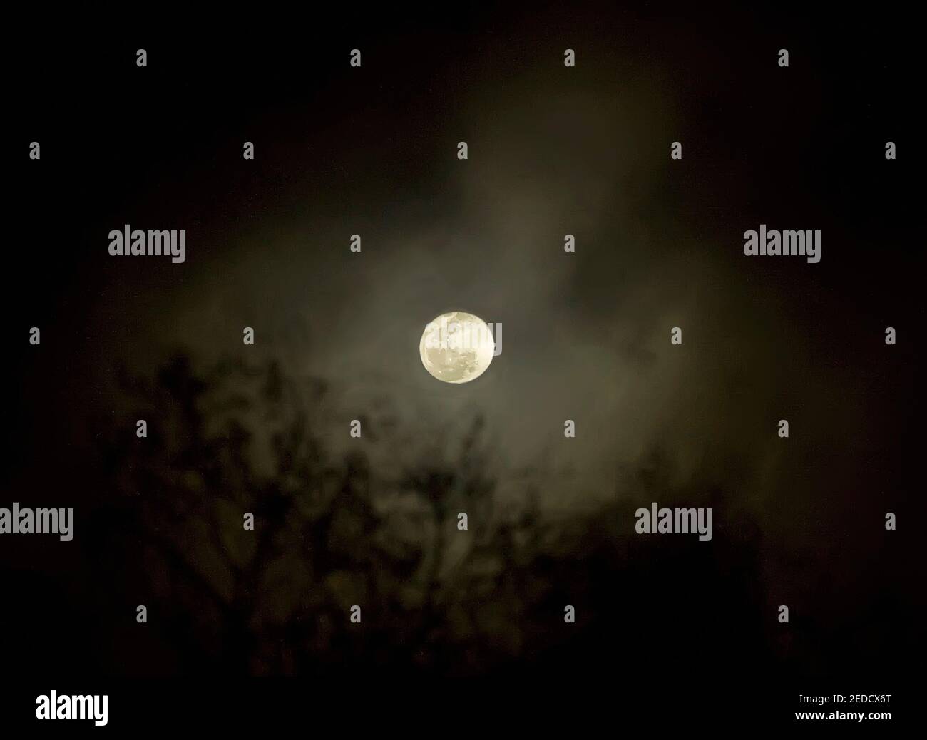 Cloudy moon lit sky hi-res stock photography and images - Alamy